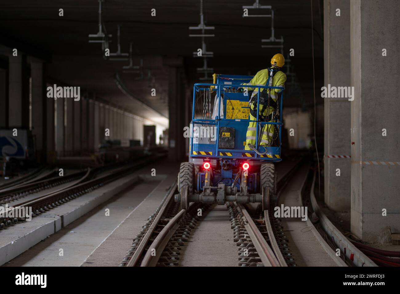 Workers work on the new phase of the central roof structure at La ...