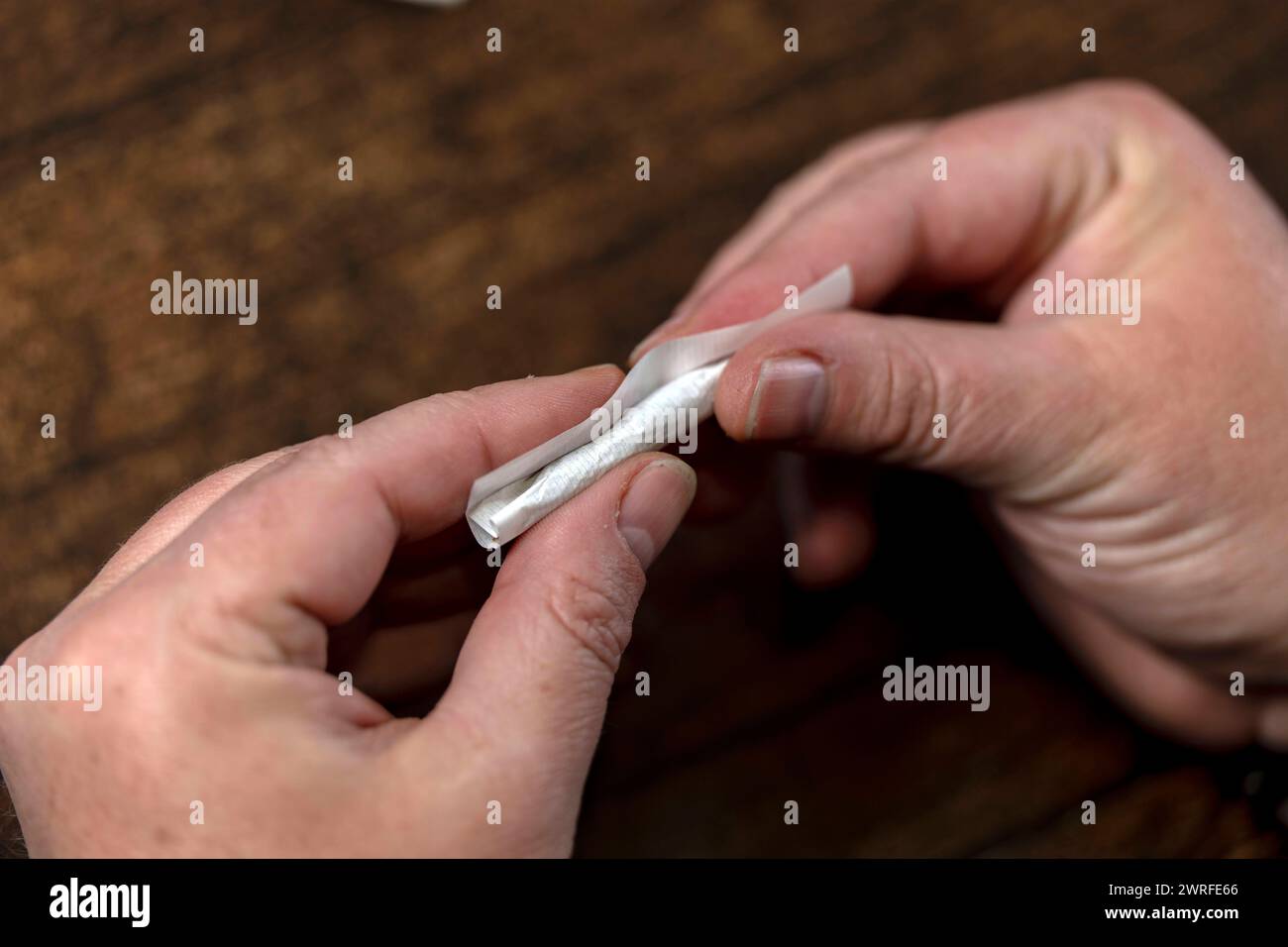 12.03.2024, Thema Cannabis-Legalisierung Symbolbild, Raucherin dreht ...