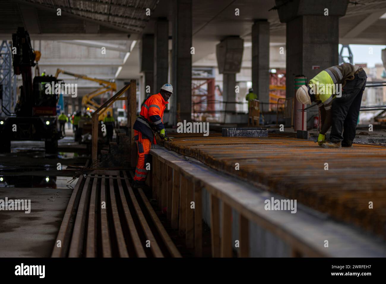 Workers work on the new phase of the central roof structure at La ...