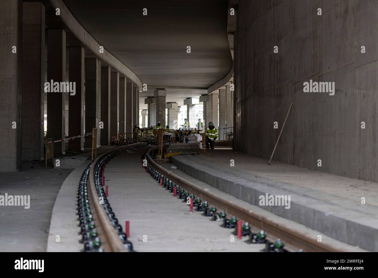 Workers work on the new phase of the central roof structure at La ...