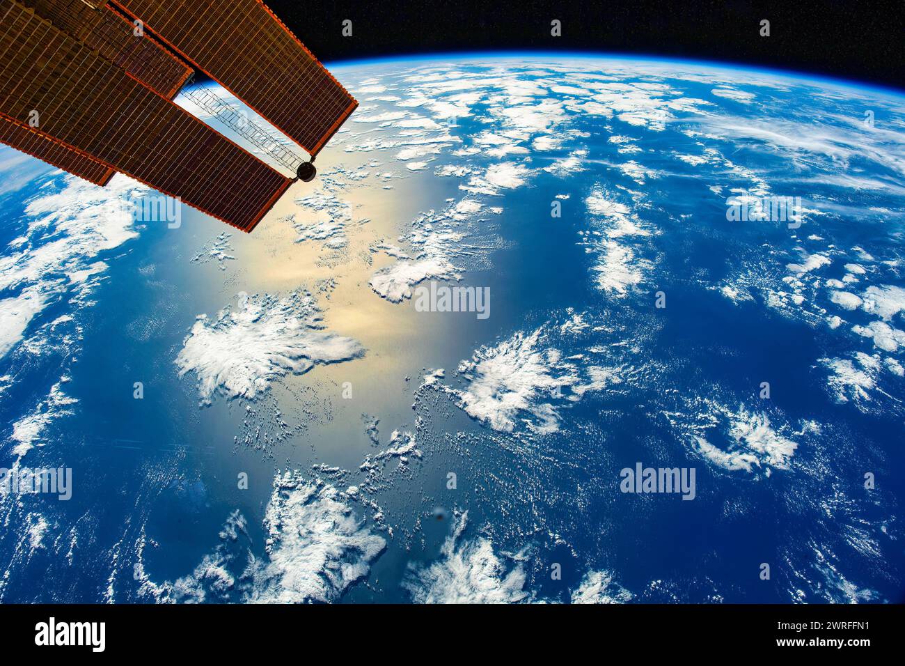 Sunlight reflection in the ocean. Planet Earth horizon. Digital ...