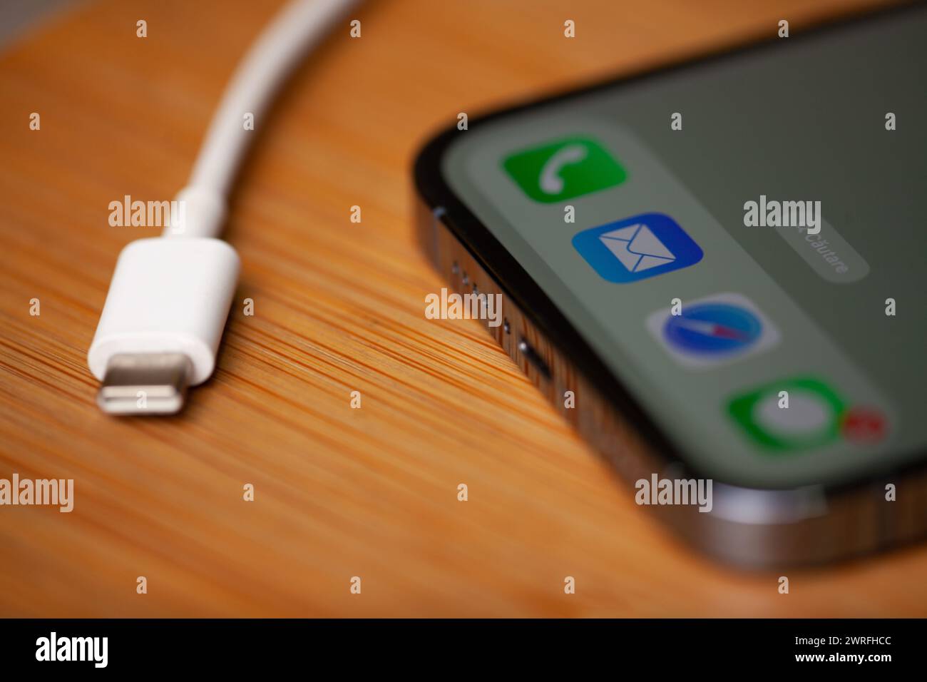 Apple iphone 15 pro hi-res stock photography and images - Alamy