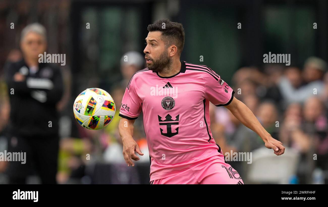 Inter Miami defender Jordi Alba (18) controls the ball during the first ...