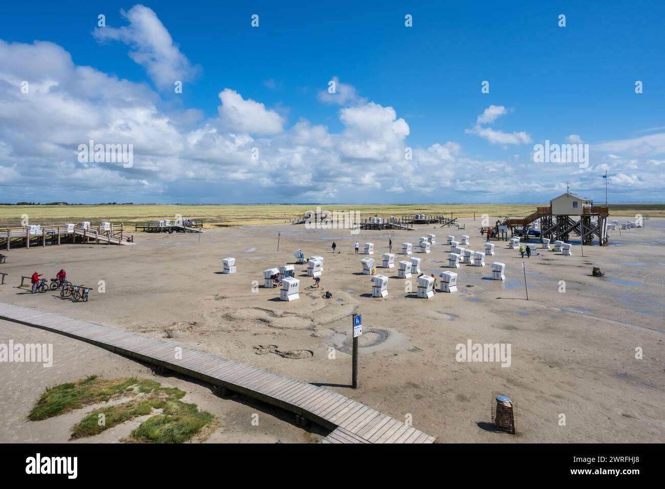 Landschaft St. Peter-Ording Pfahlbauten am Böhler Strand bei Ebbe Stock ...