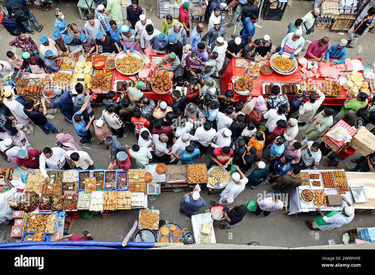 Ramadan in Bangladesch Bangladeshi Muslims buy food for breaking their ...