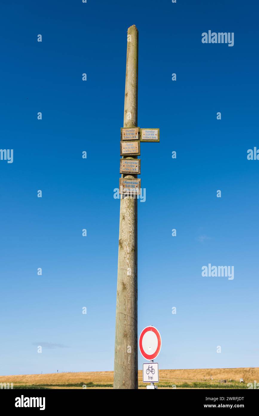 Holzpfahl mit Pegelständen der Maxi Hochwasser an der der Nordseeküste ...