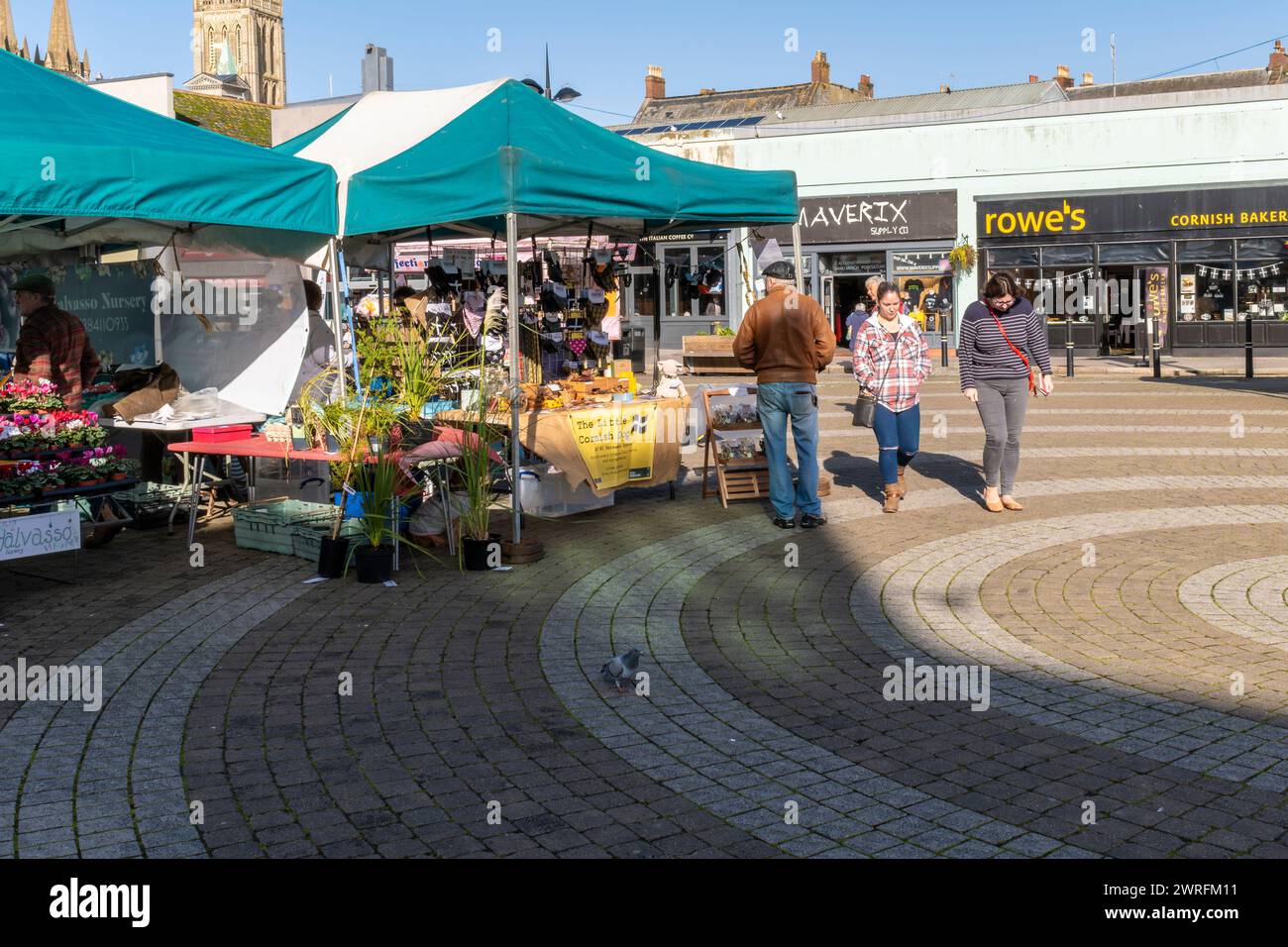 Shopping in outdoor farmers market hi-res stock photography and images ...