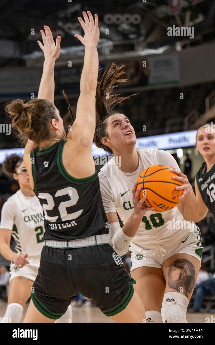 Cleveland State forward Jordana Reisma (10) is defended by Green Bay ...