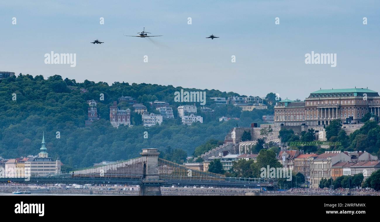 Flying under bridges hi-res stock photography and images - Alamy