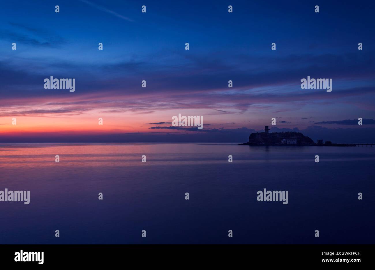 Seascape sunset water surface sun hi-res stock photography and images ...