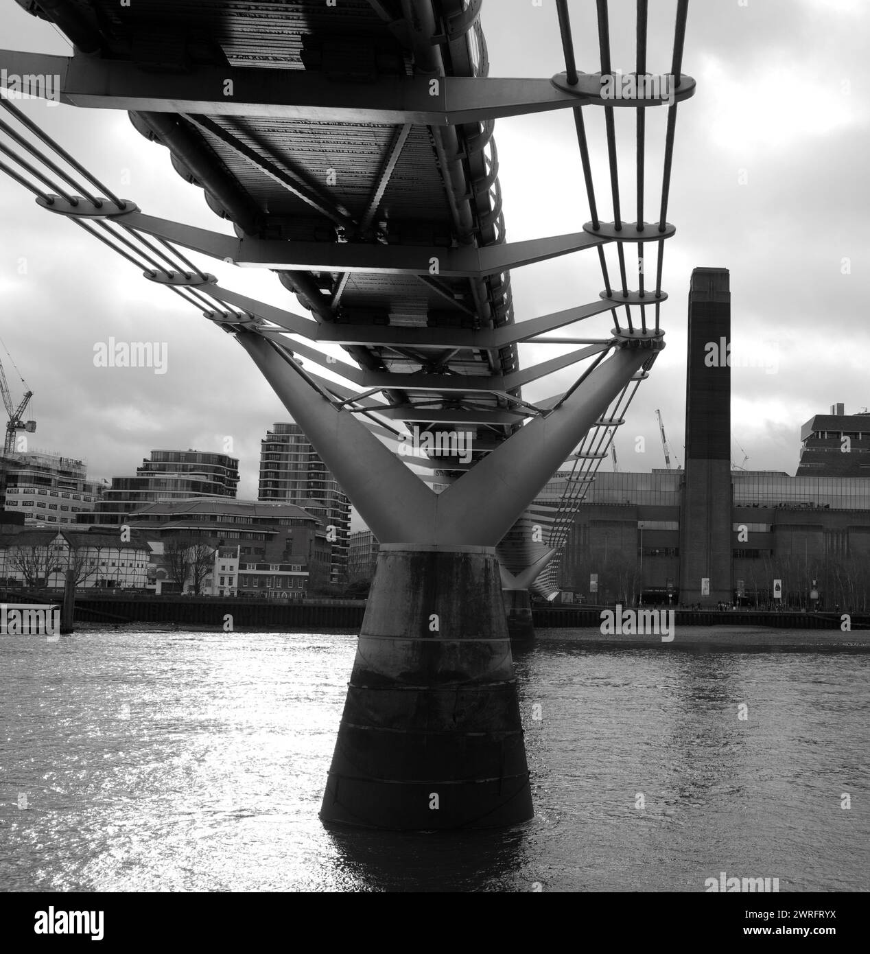 London, Tate modern, footbridge over the river Thames Stock Photo - Alamy