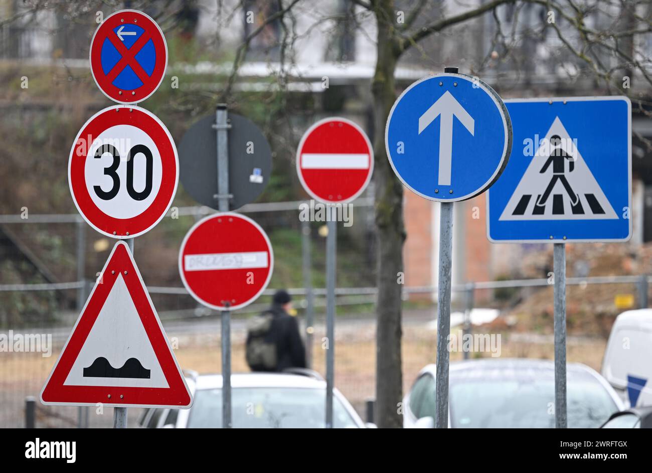 PRODUCTION - 12 March 2024, Hesse, Frankfurt/Main: Various traffic ...