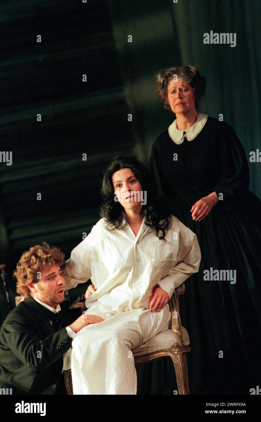 l-r: Roberto Alagna (Alfredo Germont), Angela Gheorghiu (Violetta ...