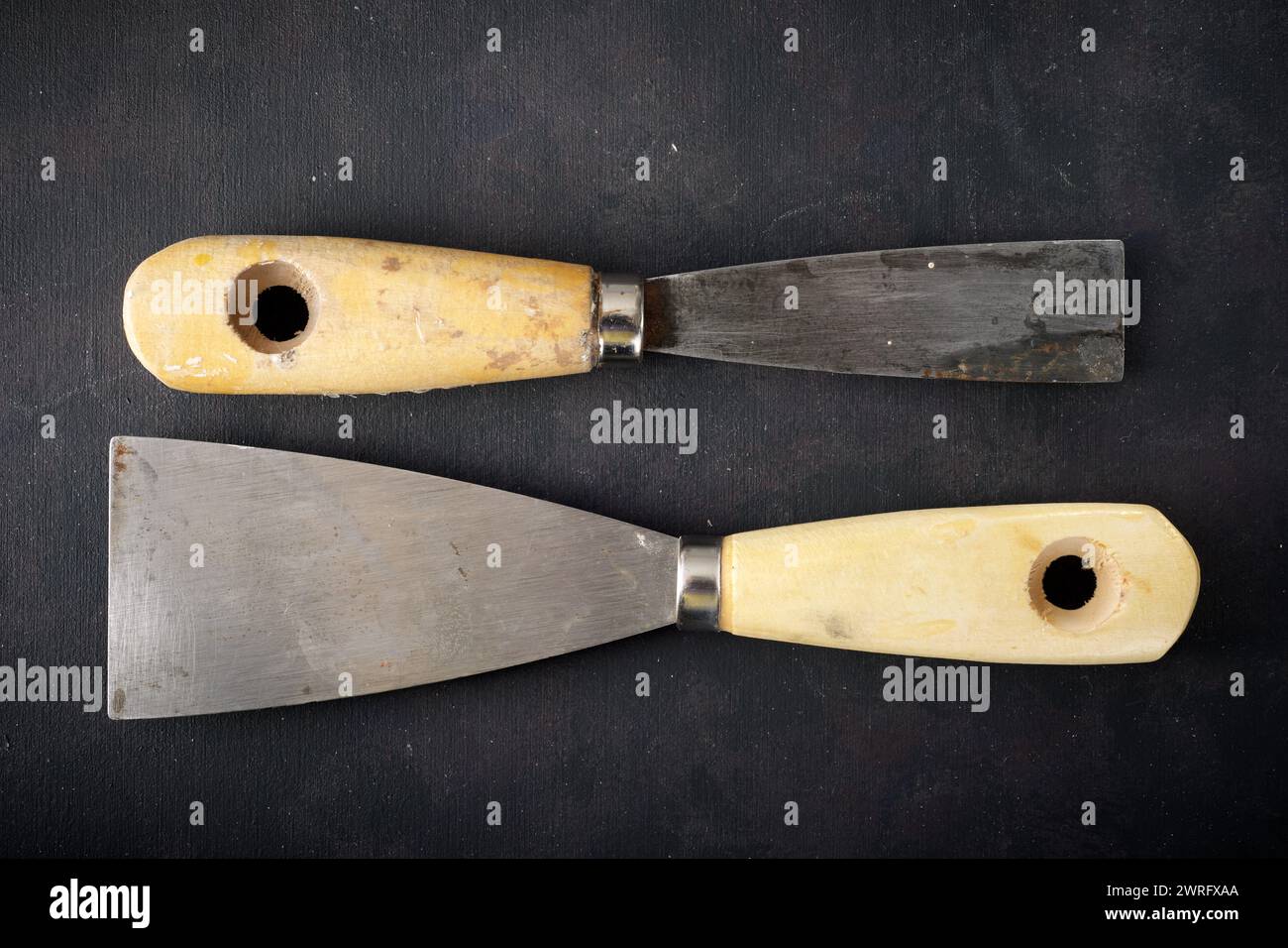 Two trowels hi-res stock photography and images - Alamy