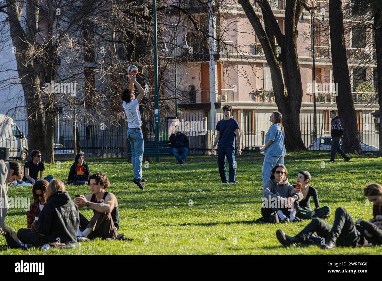 Milano, Italia. 12th Mar, 2024. Primavera Calda nel centro di Milano ...