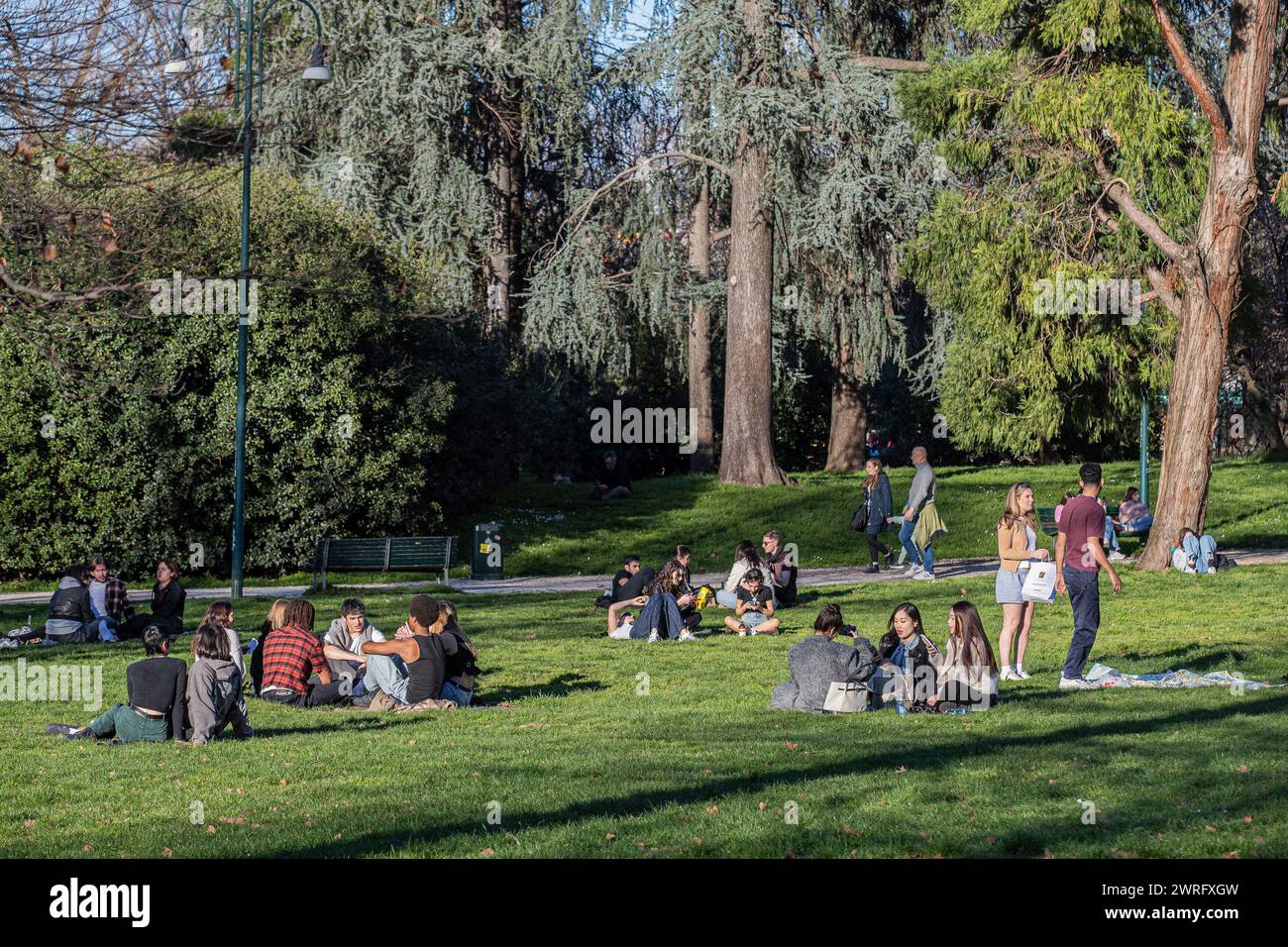 Milano, Italia. 12th Mar, 2024. Primavera Calda nel centro di Milano ...