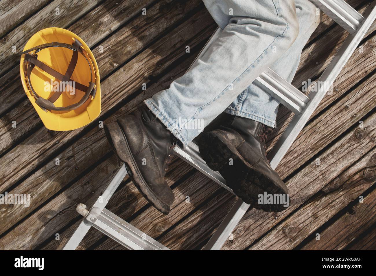 Worker falling of ladder hi-res stock photography and images - Alamy