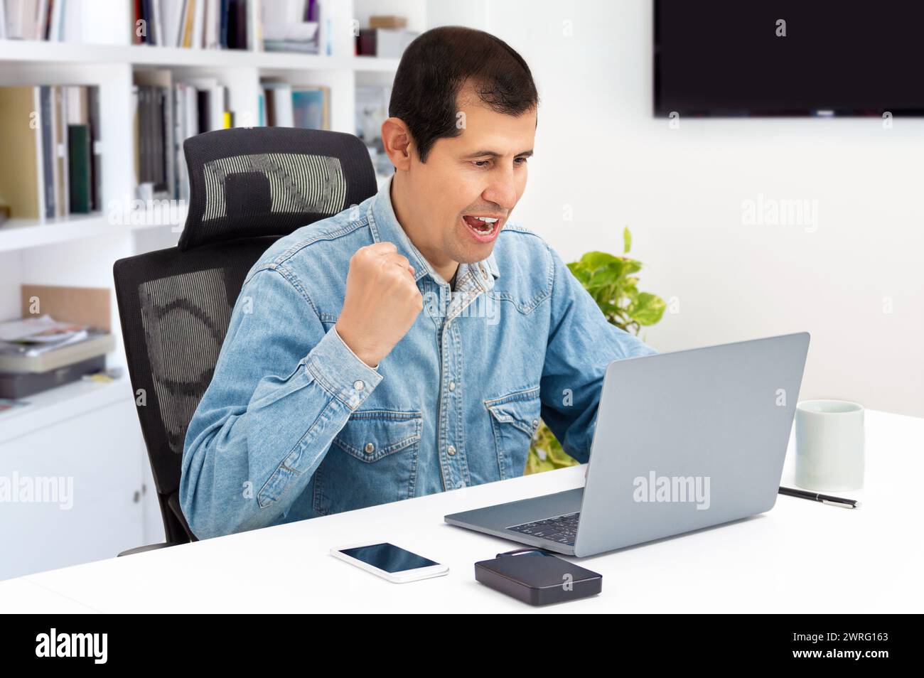 Computer fist pump smile hi-res stock photography and images - Alamy