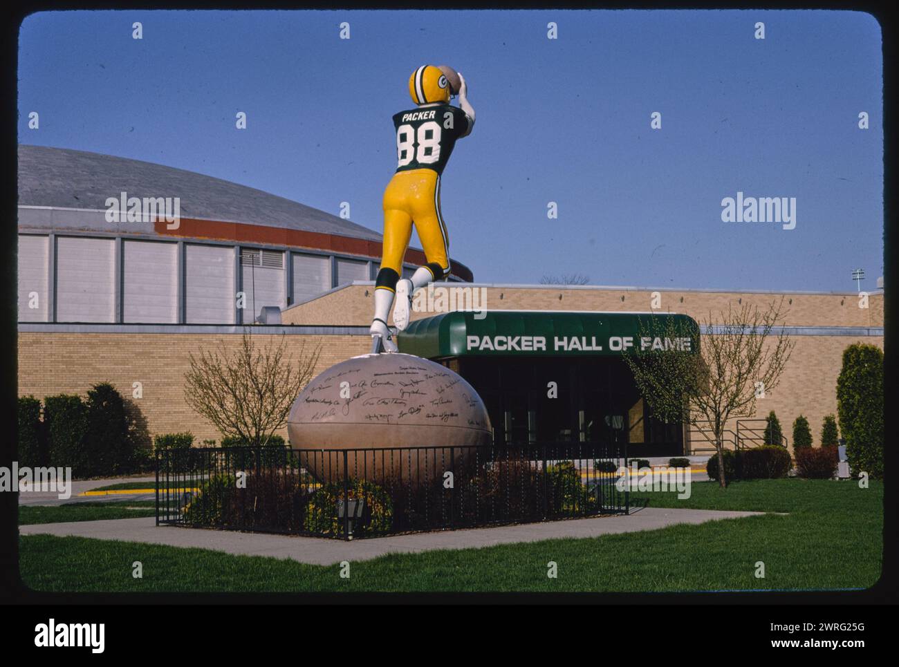 Green bay packer hall of fame statue hi-res stock photography and ...