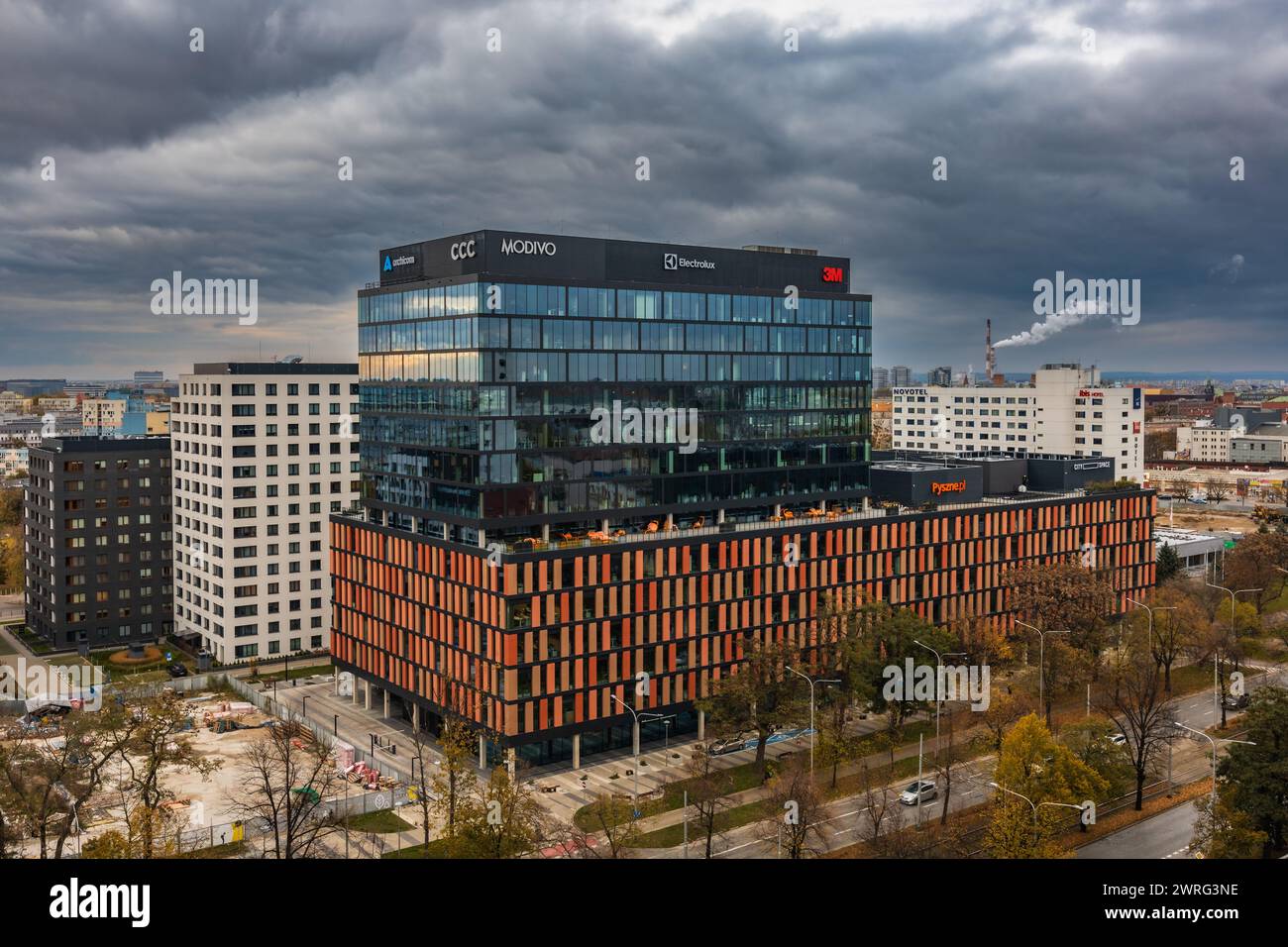 Glassy facades hi-res stock photography and images - Alamy