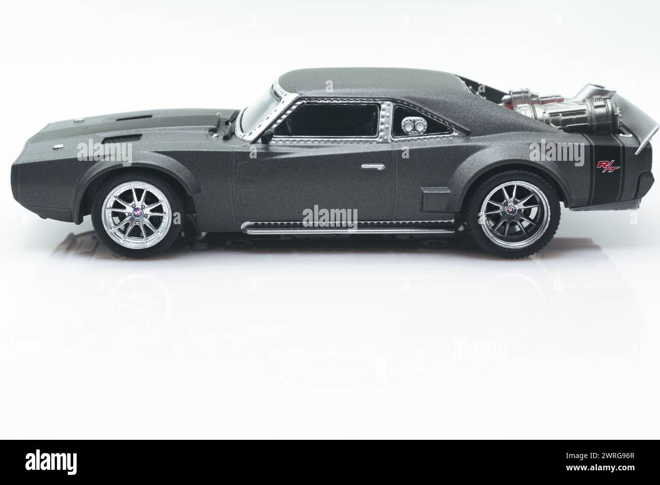 Fast&Furious Dodge Ice Charger 1:43 model car, side view, white ...