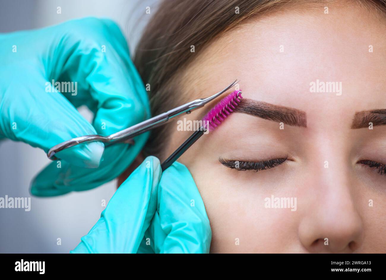 Master makeup corrects, gives shape to and cut with scissors previously ...