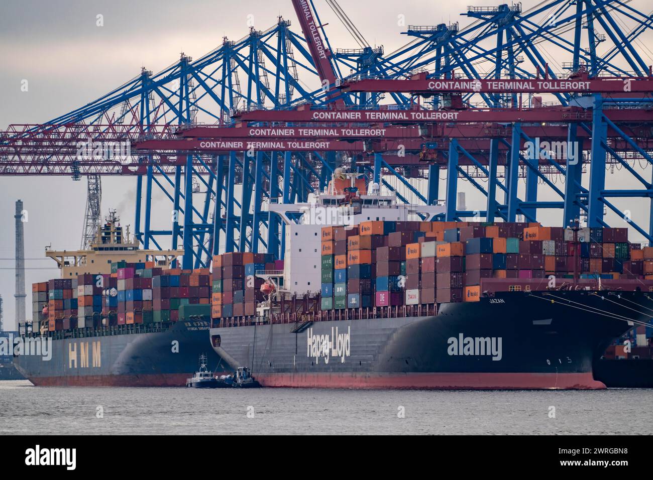 Container terminal Tollerort, container ships are loaded and unloaded ...