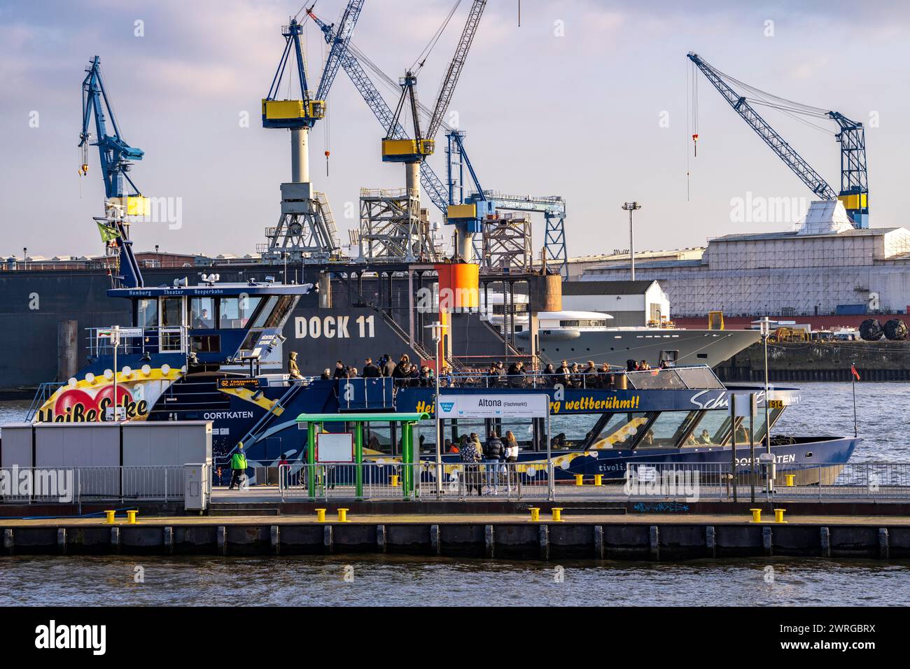 Port of Hamburg, Elbe, shipping traffic, Hadag harbor ferry Oortkaten ...