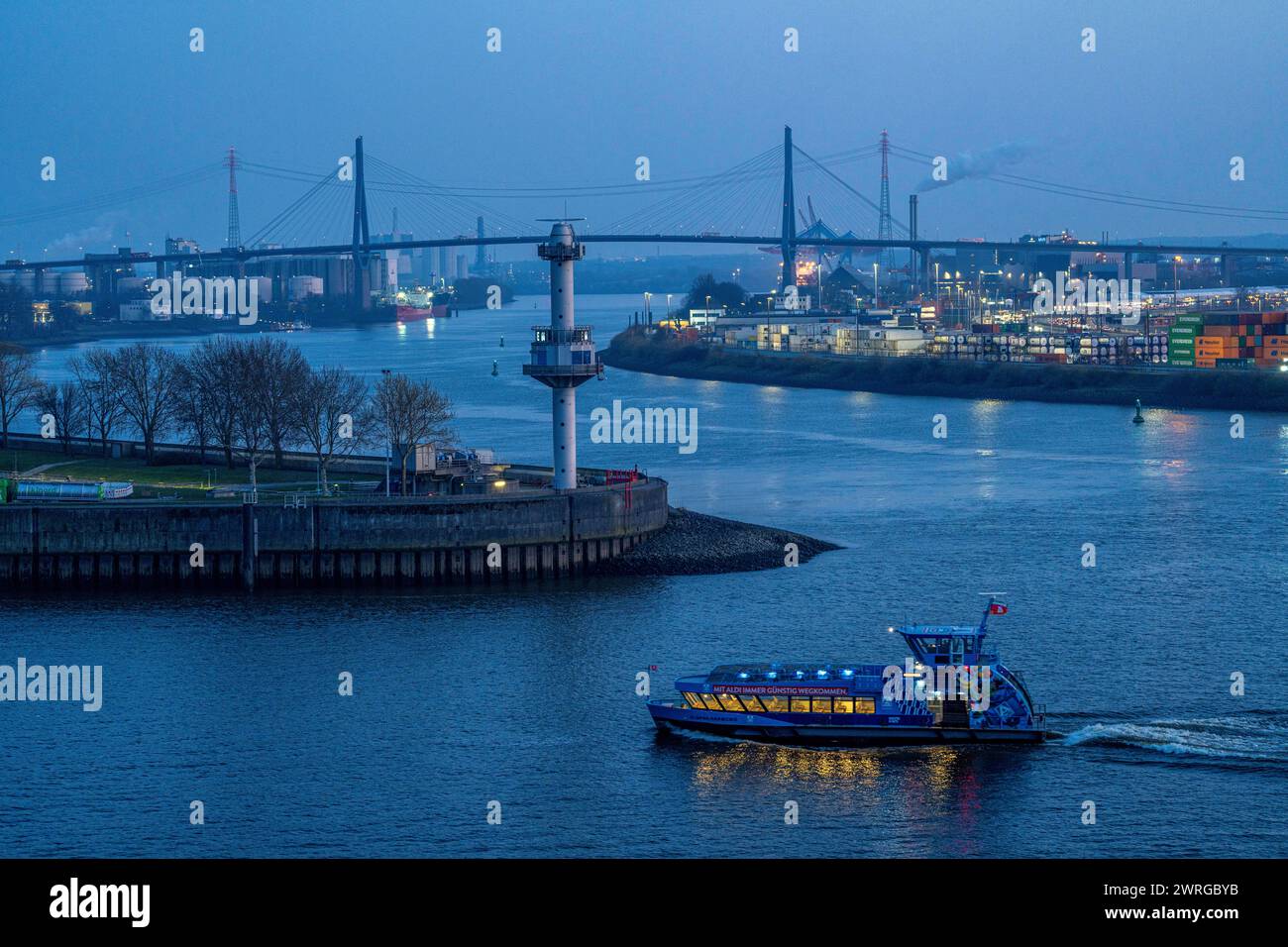 View across the Elbe to the Köhlbrand, estuary of the Süderelbe into ...