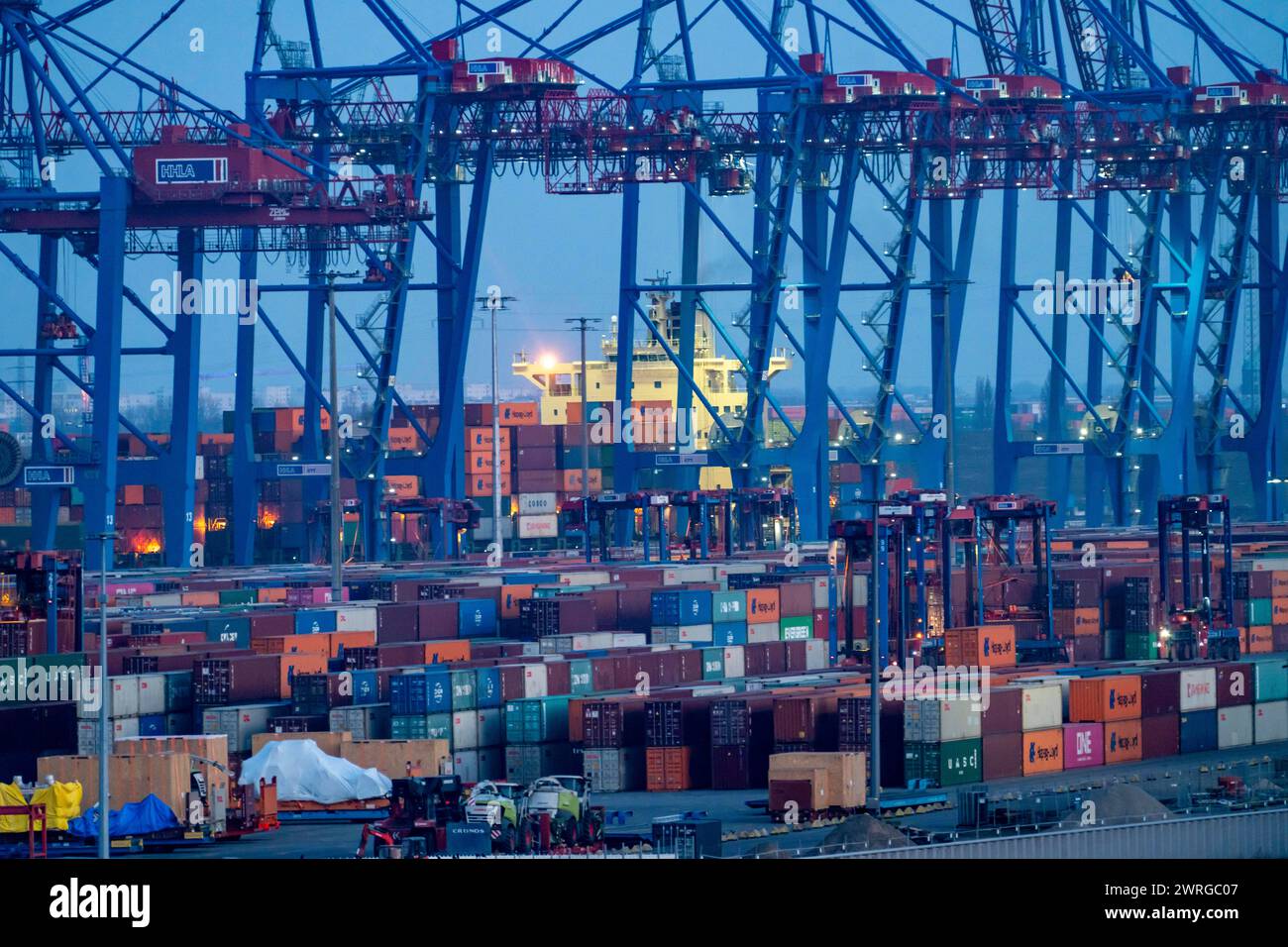 Container terminal Tollerort, container ships are loaded and unloaded ...