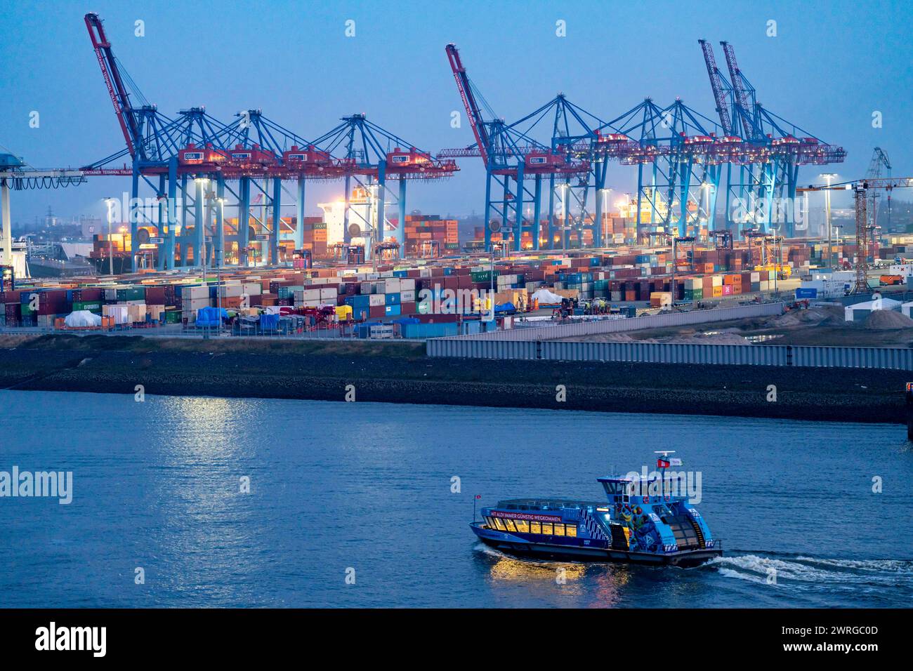 Container terminal Tollerort, container ships are loaded and unloaded ...