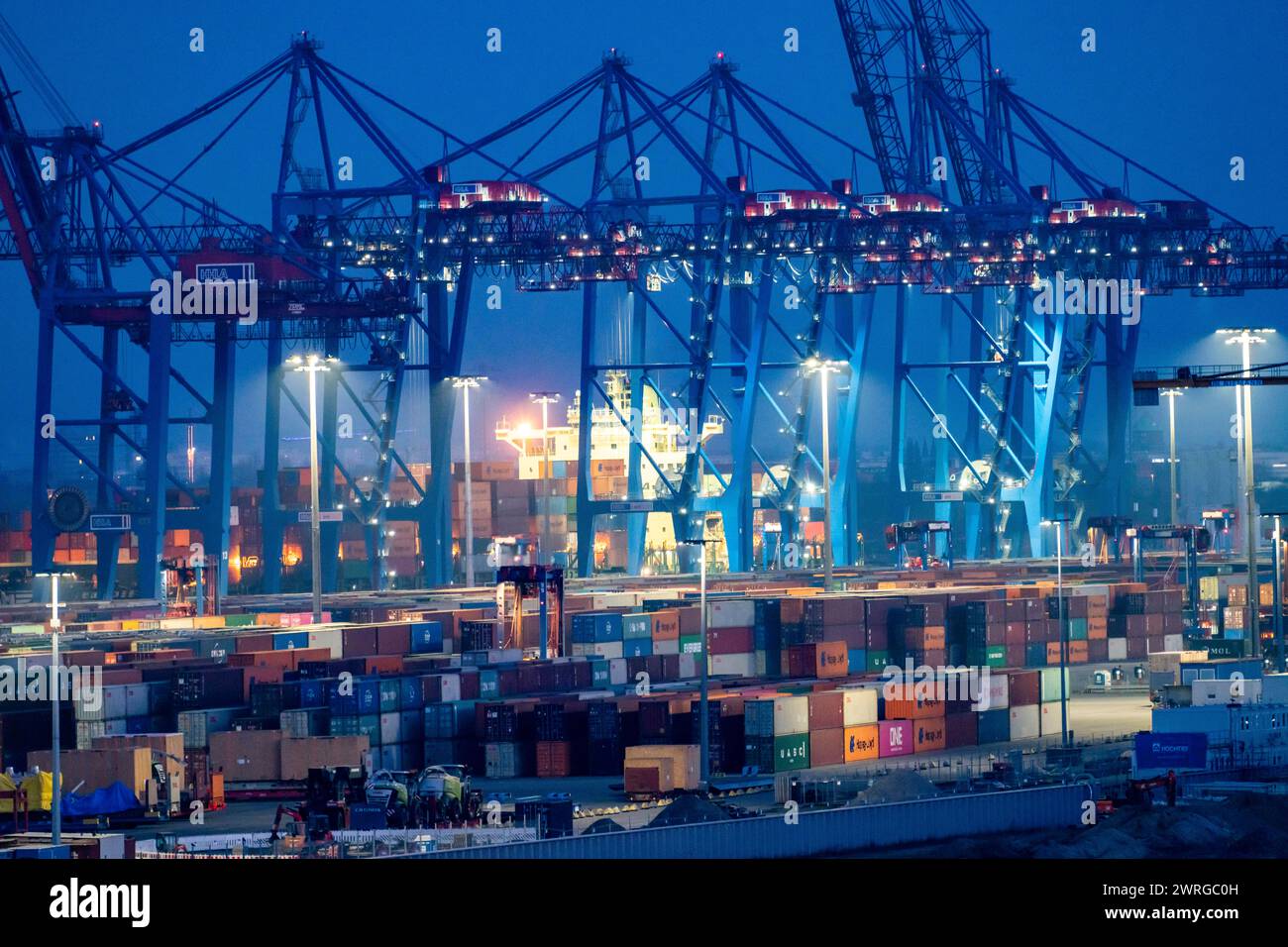 Container terminal Tollerort, container ships are loaded and unloaded ...