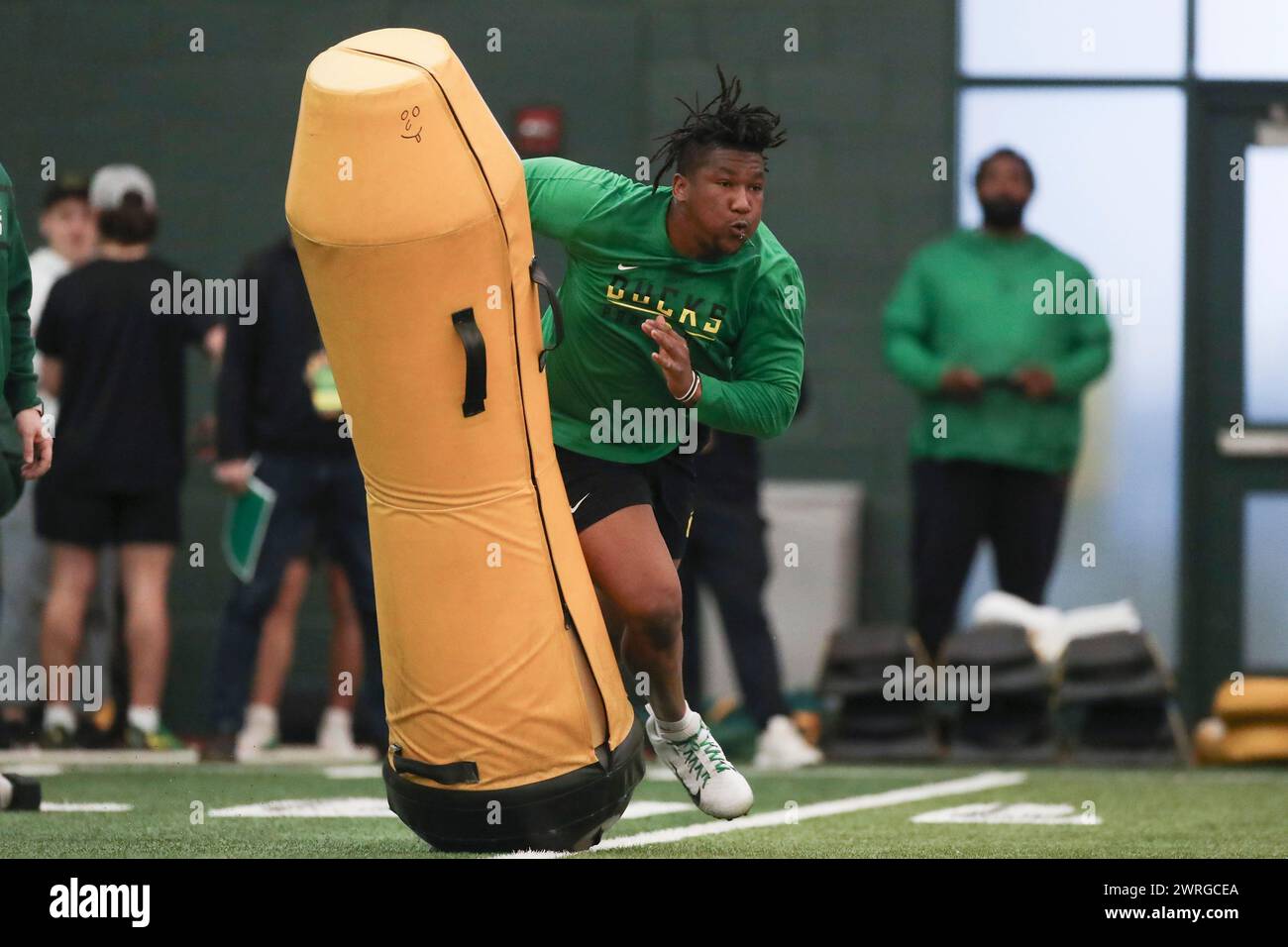 Oregon defensive end Brandon Dorlus (3) participates in a position ...