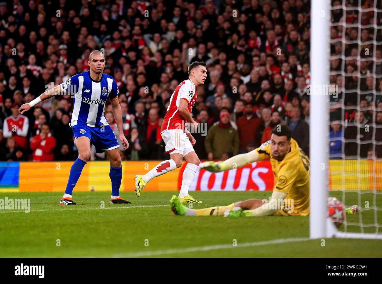 Arsenal porto march 2024 trossard hi-res stock photography and images ...