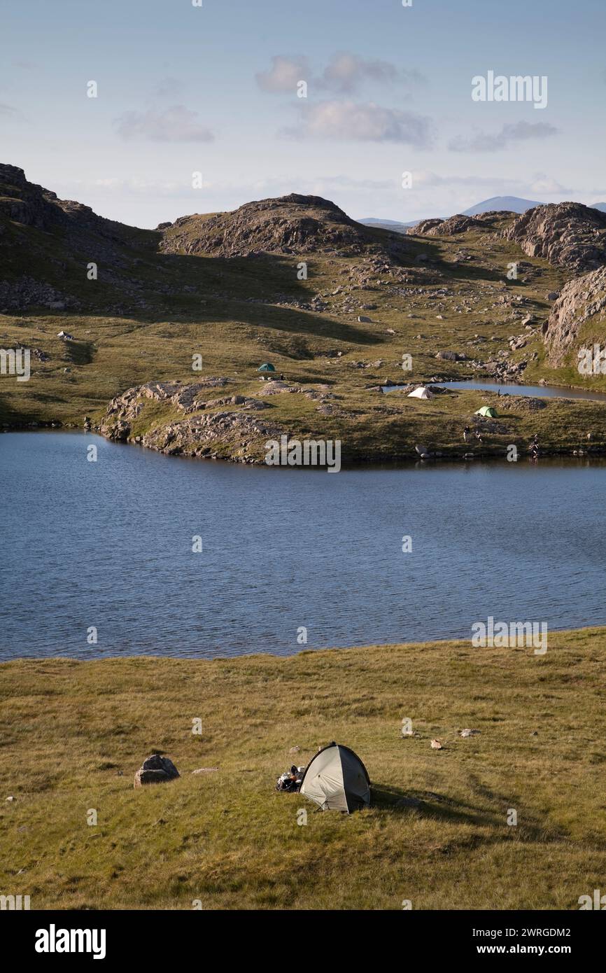 Wild camping at Sprinkling Tarn in the English Lake District Stock ...