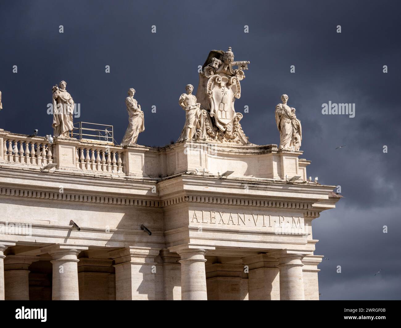 Columns and statues in St Peter's square, Vatican Stock Photo - Alamy