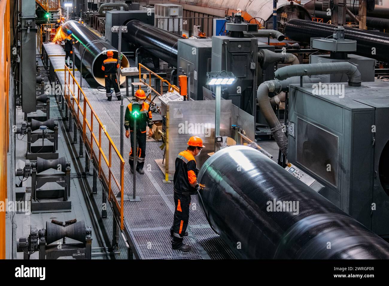 Engineers survey hi-res stock photography and images - Alamy