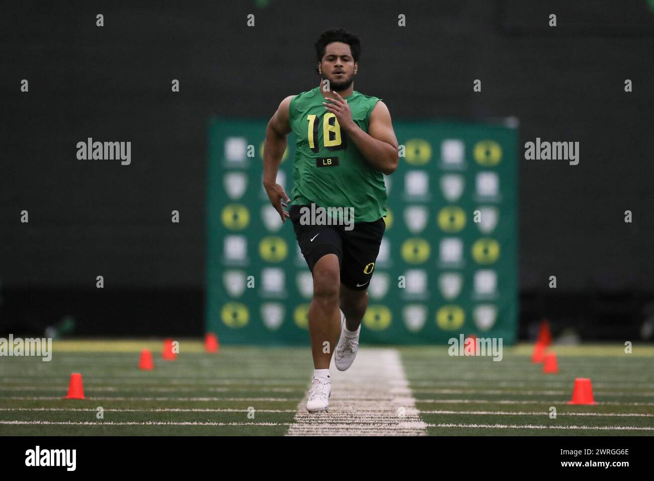 Oregon outside linebacker Mase Funa (18) runs the 40-yard-dash at the ...