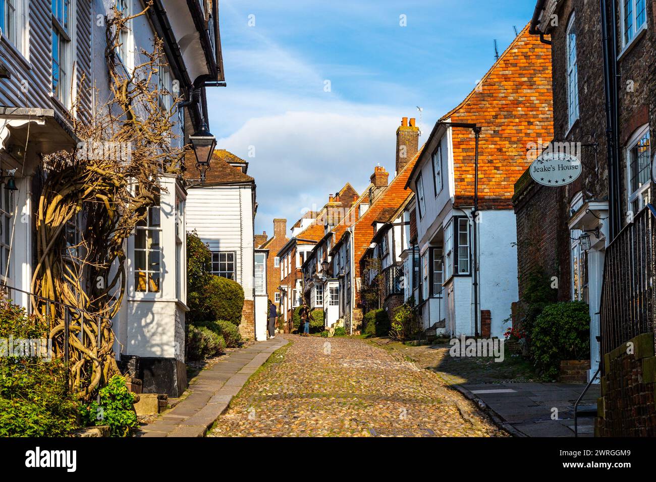 Charming cobblestone Mermaid Street with medieval houses, Rye, East ...