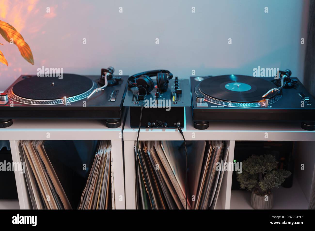 Dj mixing deck turntables hi-res stock photography and images - Alamy