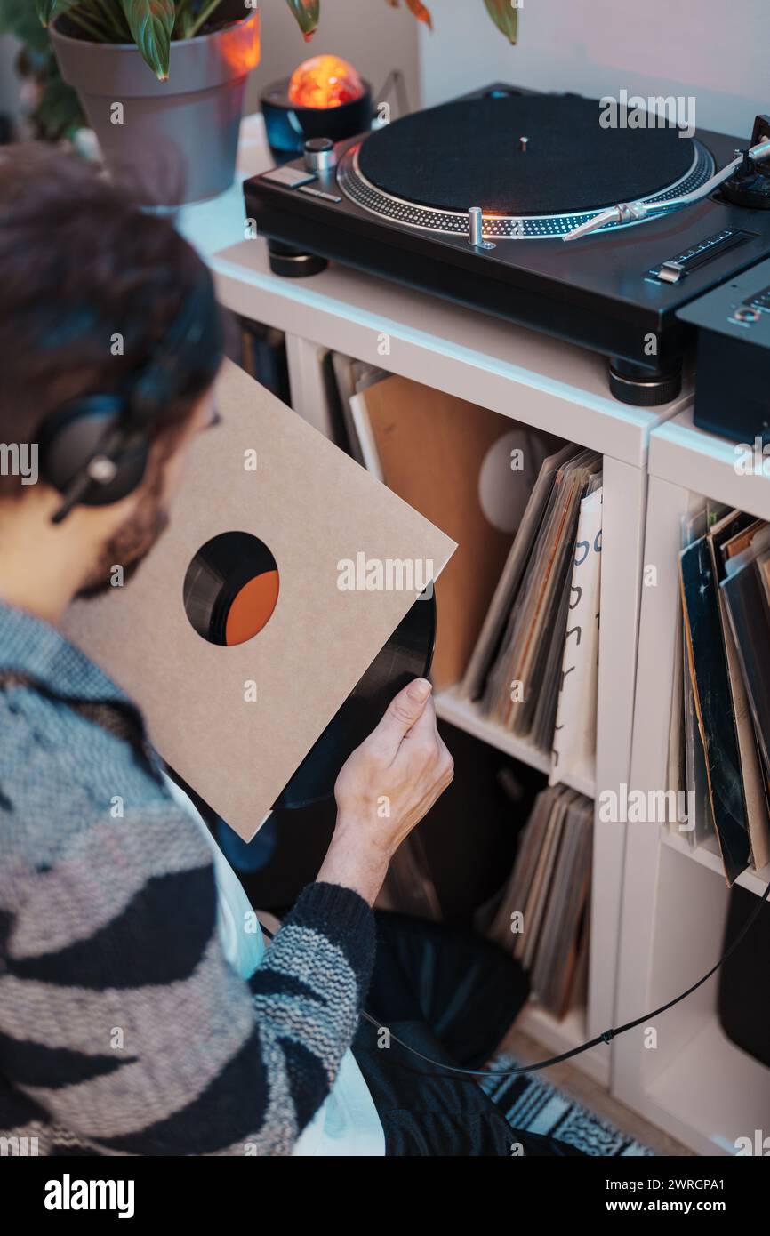 Vinyls man hi-res stock photography and images - Alamy