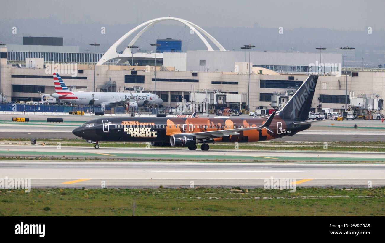 N492AS Alaska Airlines Boeing 737-990ER painted in UNCF - Education can ...