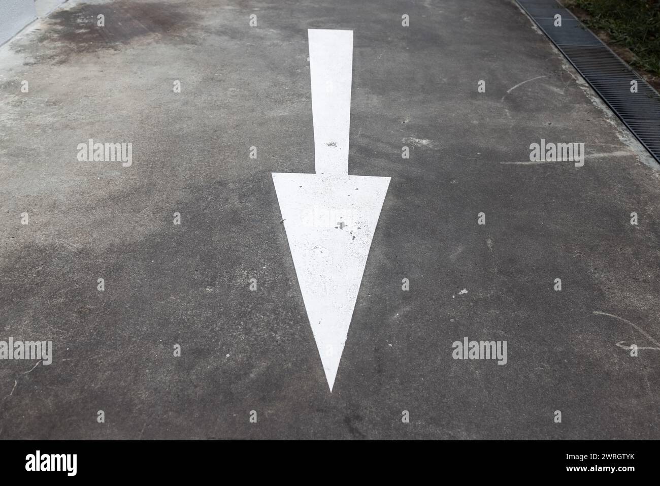 Traffic sign arrow pointing down hi-res stock photography and images ...