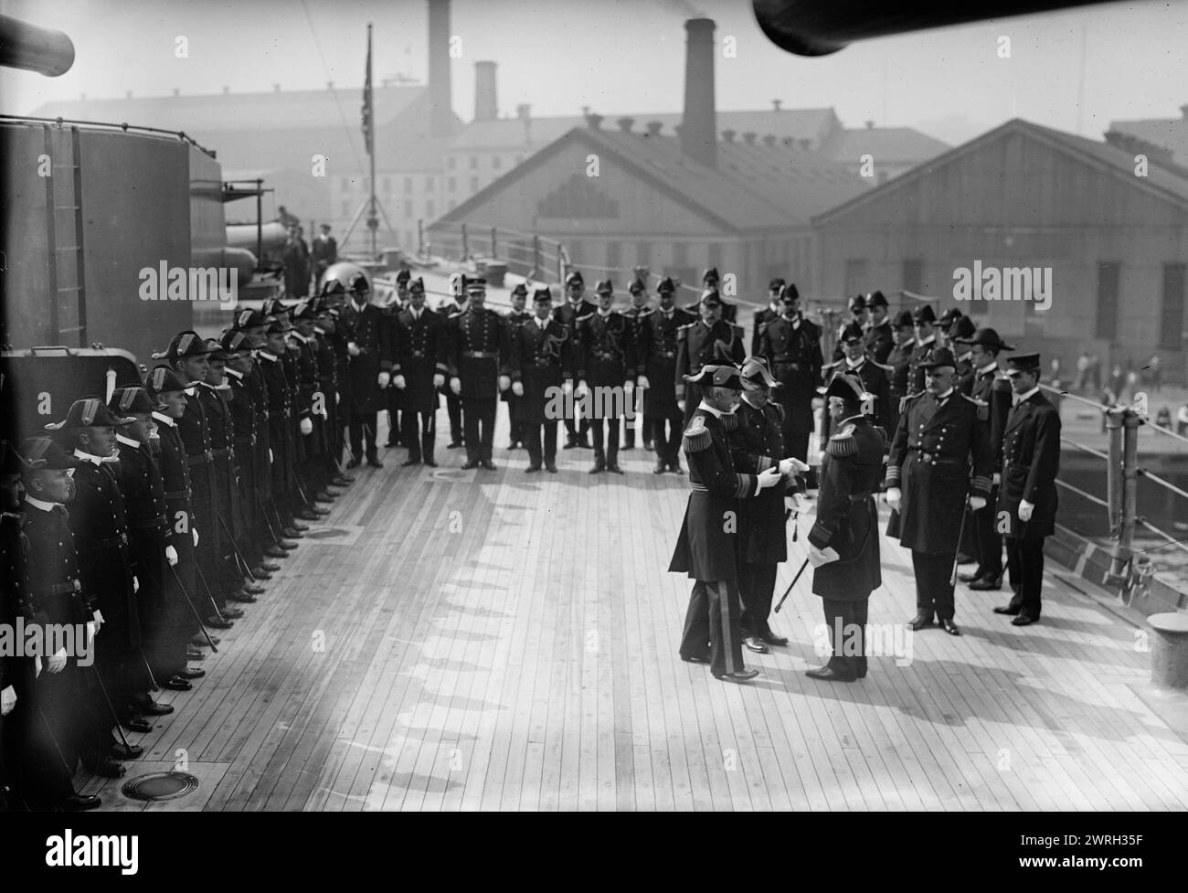 Military officers shaking hands hi-res stock photography and images - Alamy