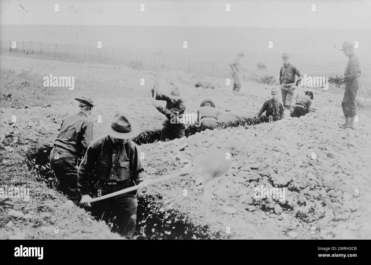 Marines dig a trench (France), 23 Jan 1918. American soldiers digging a ...