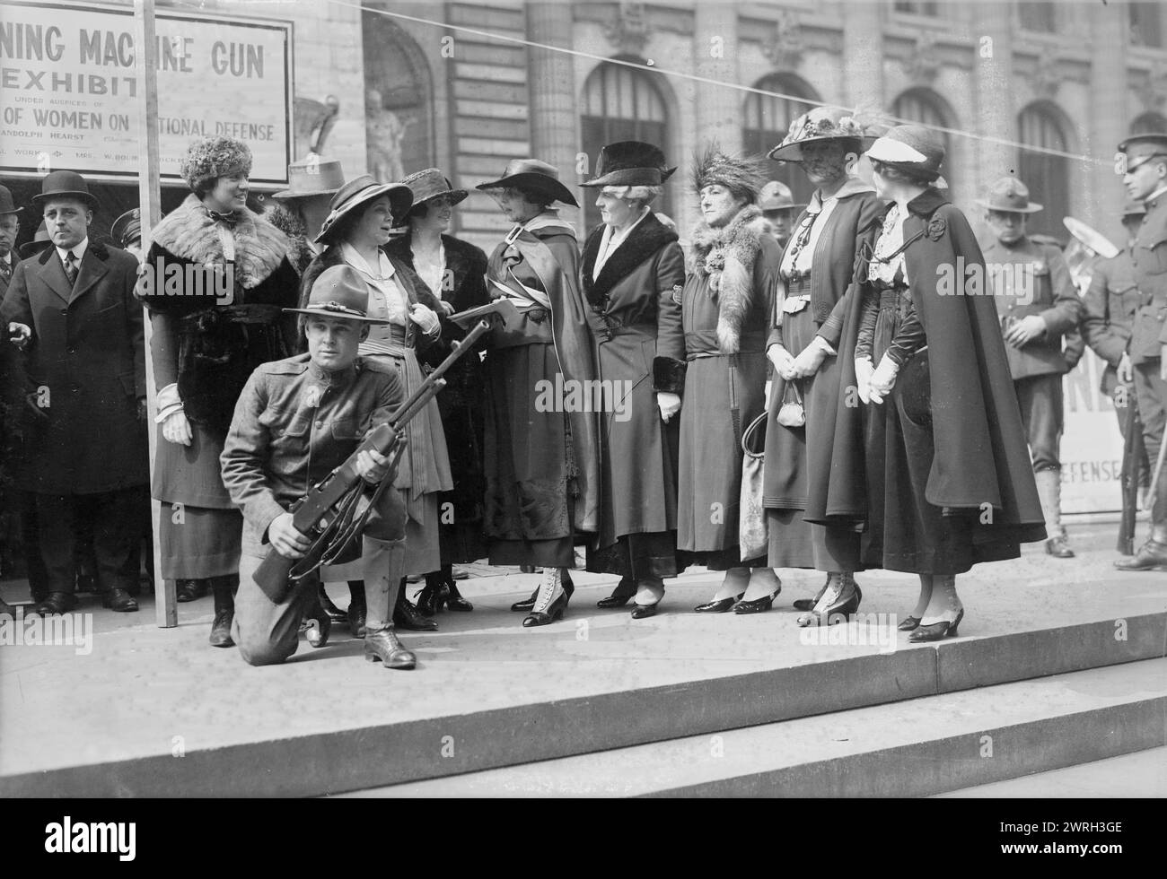 Browning gun, 1918. A soldier holding a M1918 Browning Automatic Rifle ...