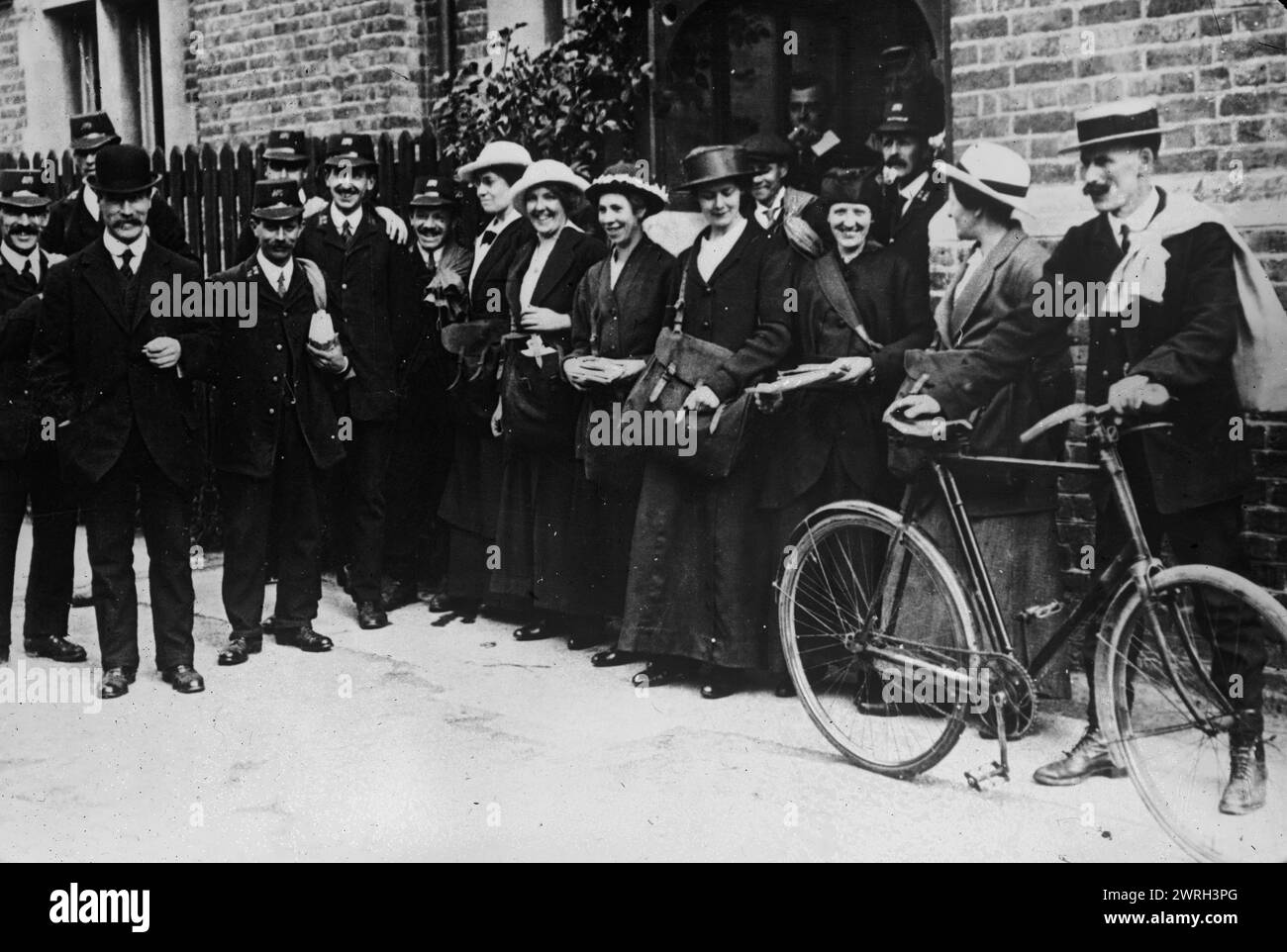 Woman postal worker ww1 hi-res stock photography and images - Alamy