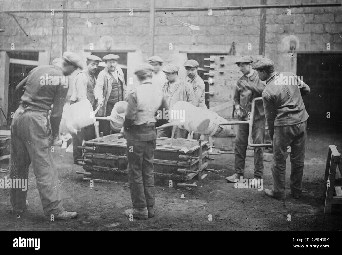 Industrial work during ww1 Black and White Stock Photos & Images - Alamy