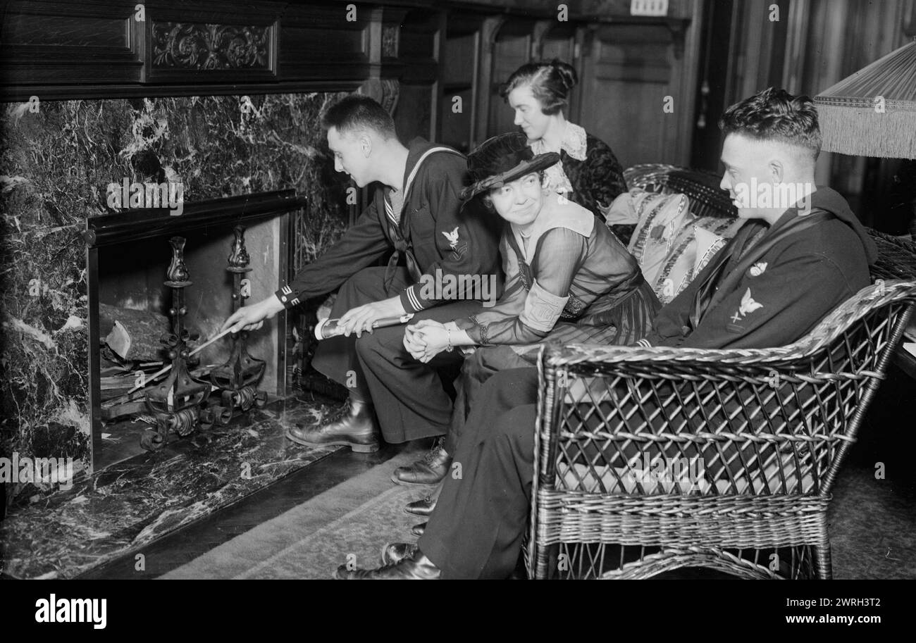 At Hostess House, Y.W.C.A., between c1915 and 1918. Women and military ...
