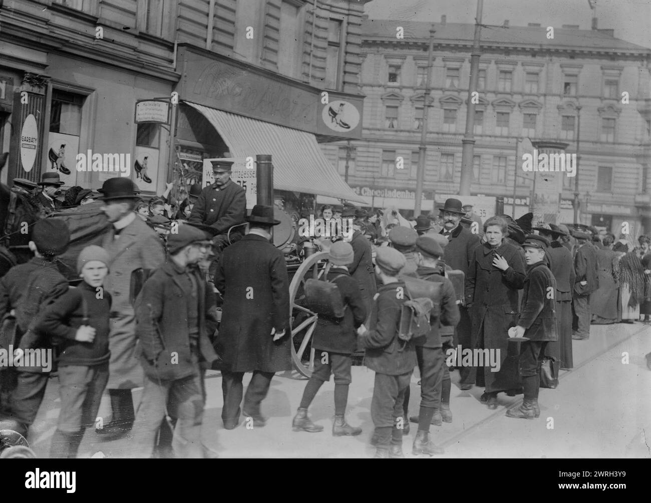 Berlin, travelling soup kitchen, 1916. A mobile lunch kitchen in Berlin ...